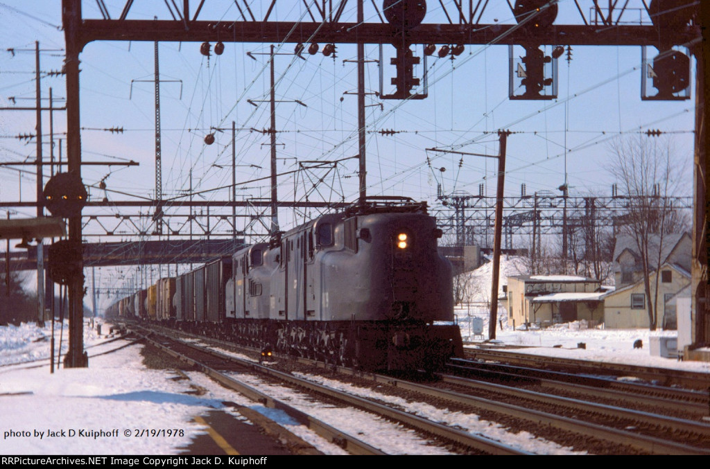 (SEE & HEAR), CR, GG-1s #4889-#4823, with a northbound freight on the Northeast Corridor,